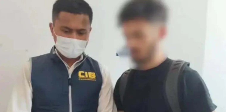 Lo arrestaron por dar reseñas negativas a un restaurante